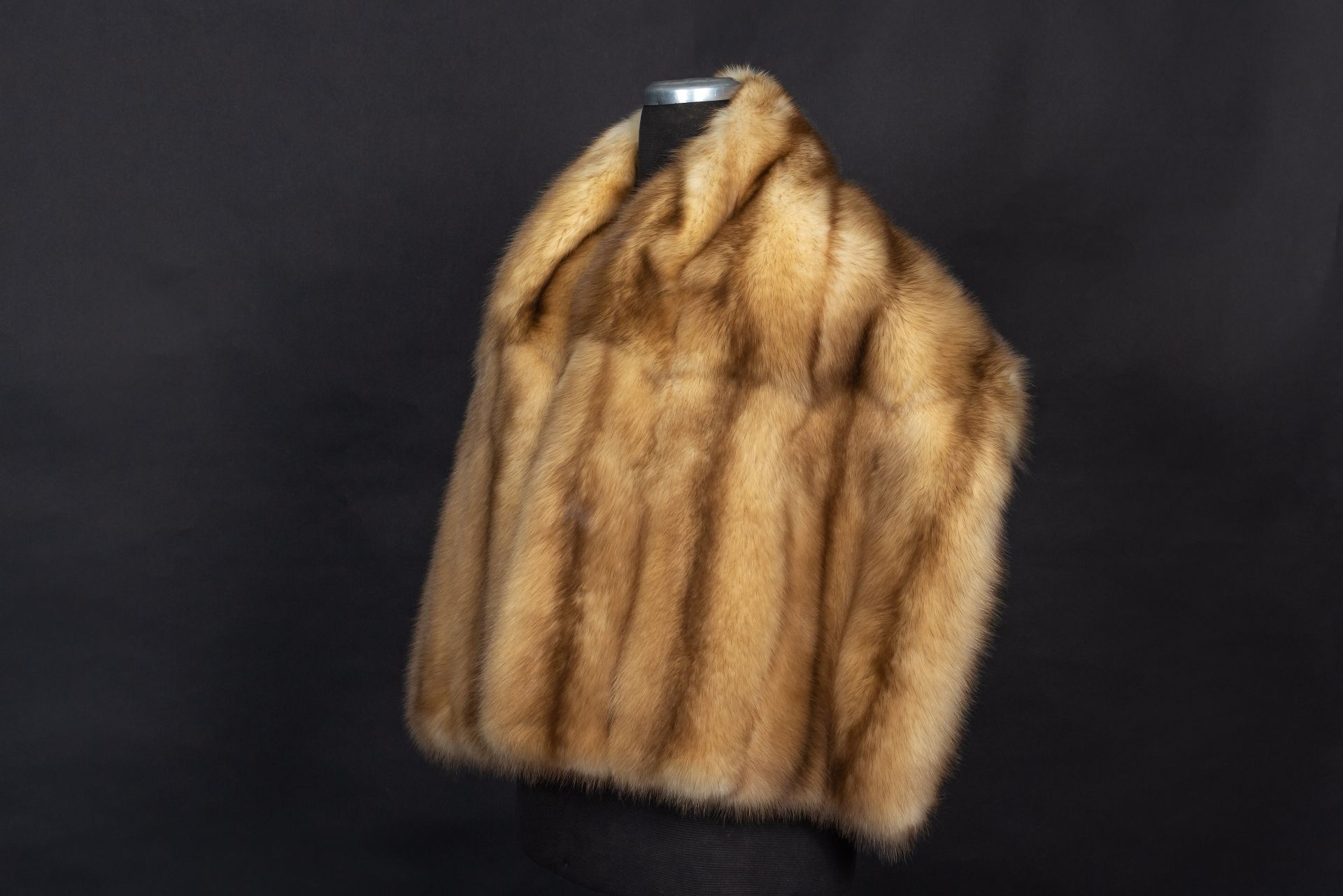 Elegante Pelzmode wie Pelzmäntel, Pelzjacken - Pelzwesten